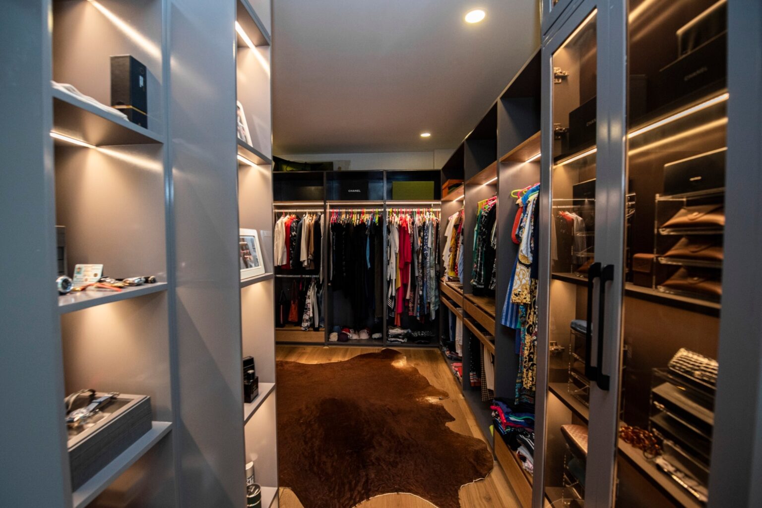 WD02 | Step into the walk-in closet of your dreams with our customized ...