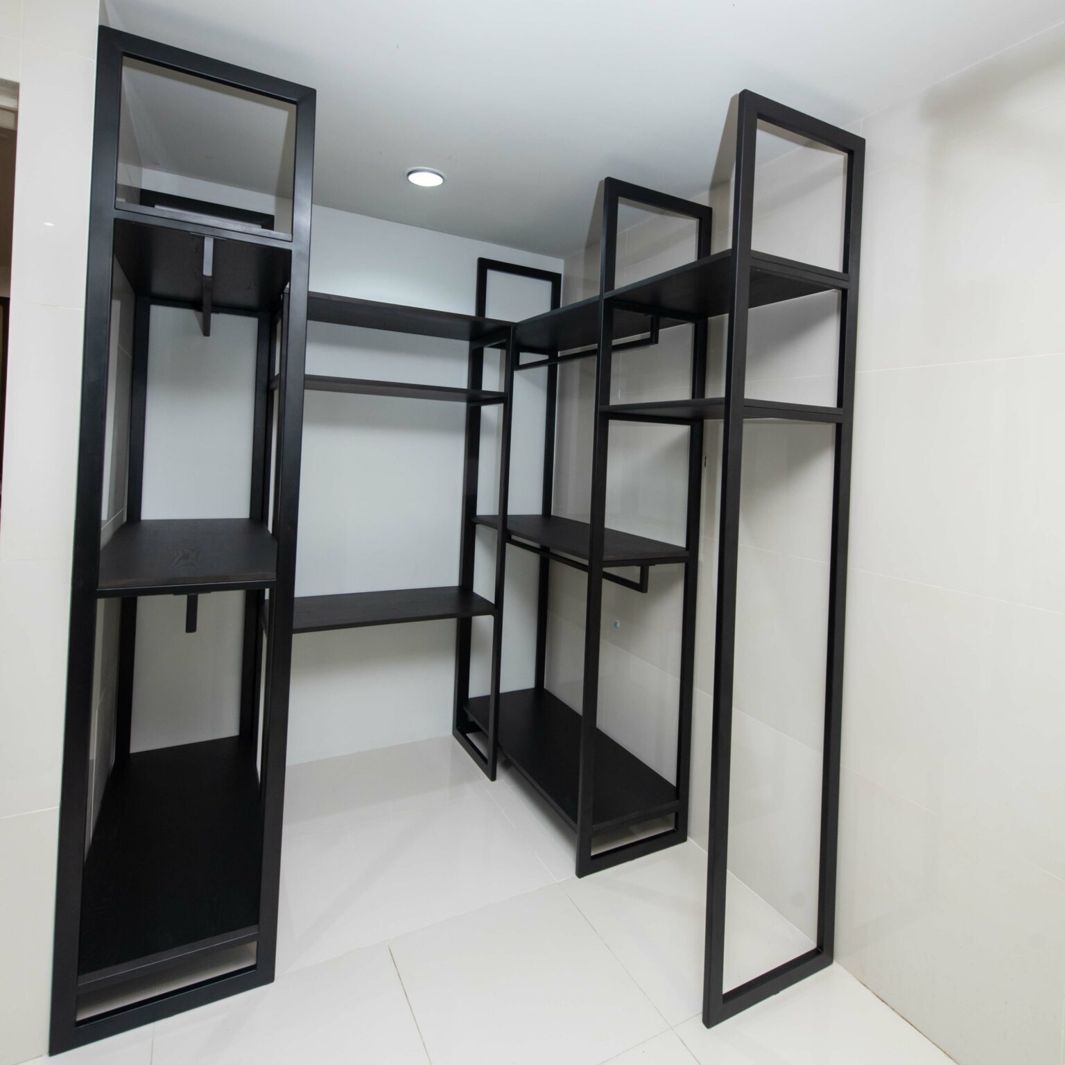 WD26 |Introducing our sleek and contemporary open wardrobe/walk-in ...